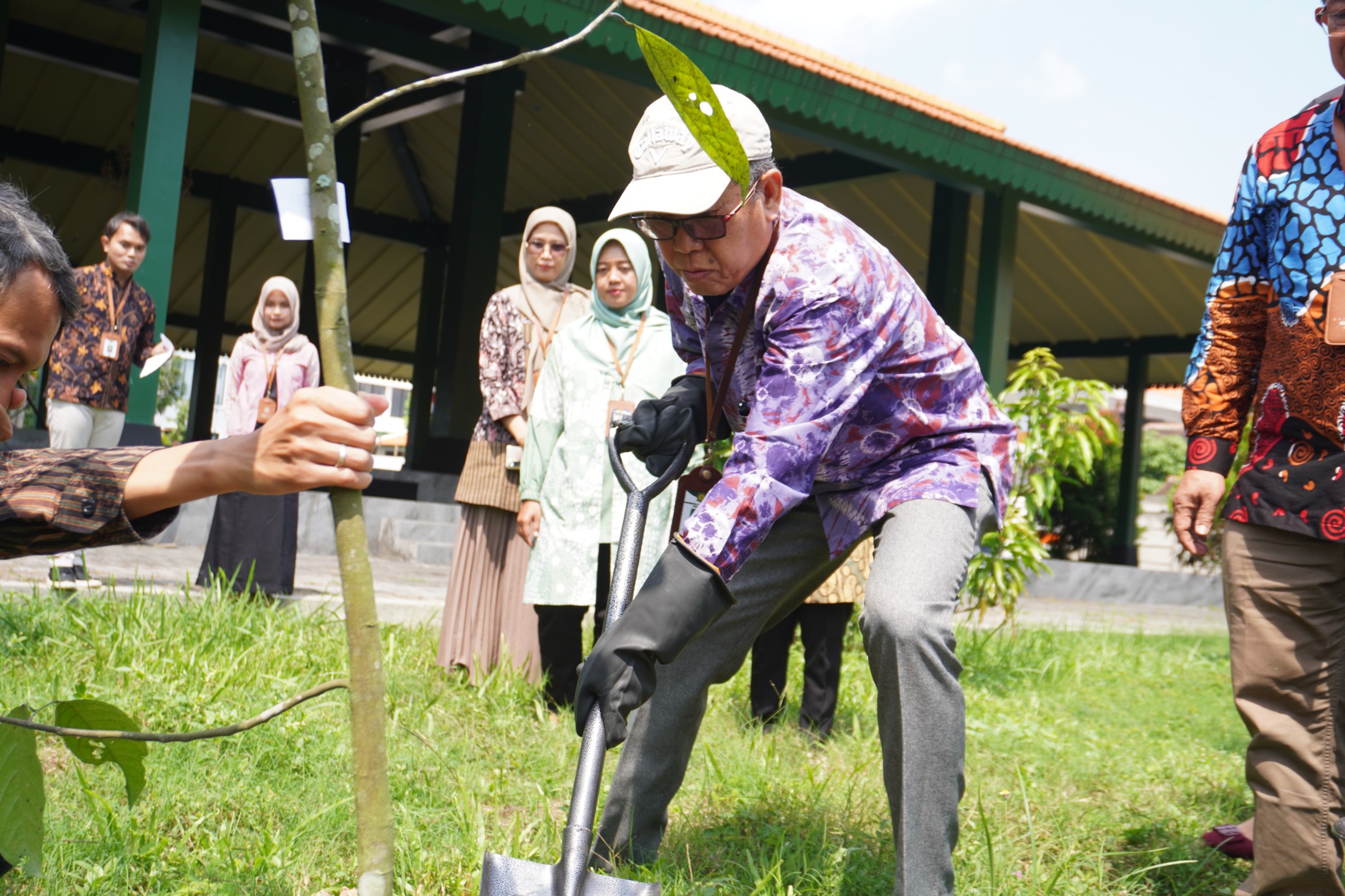 Dies Natalis Ke-43 UWM Diawali dengan Tanam Pohon; Implementasi Sikap ...