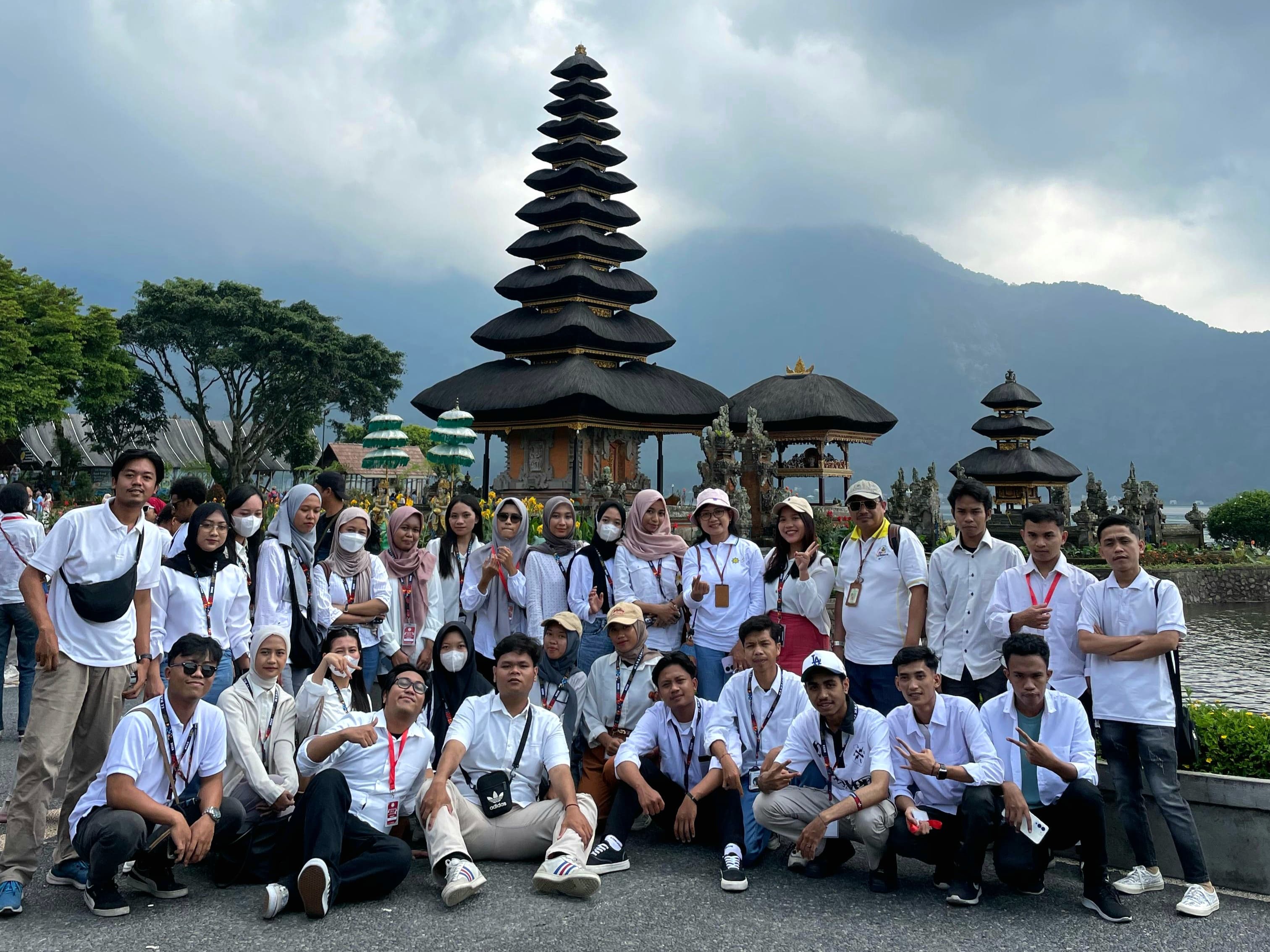 Mahasiswa FE UWM Belajar Kebhinekaan Budaya di Pura Ulun Danu Bratan Bali