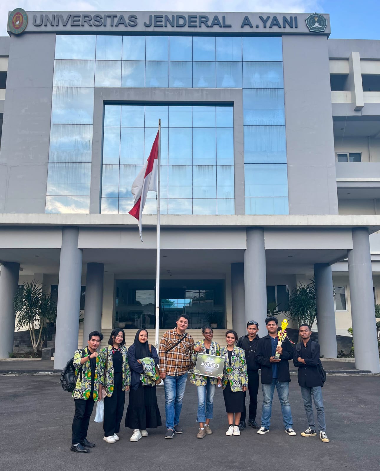 Tim Club Debat Universitas Widya Mataram Raih Juara 3 di Ajang Debat UNJAYA 2025